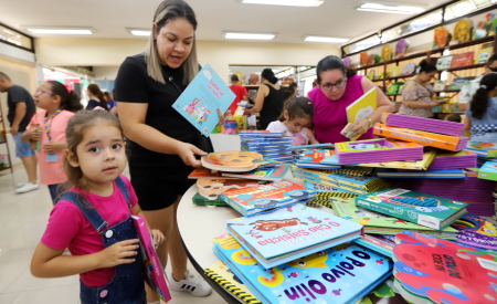 Alunos e seus familiares prestigiam entrega de livros em mais uma ...